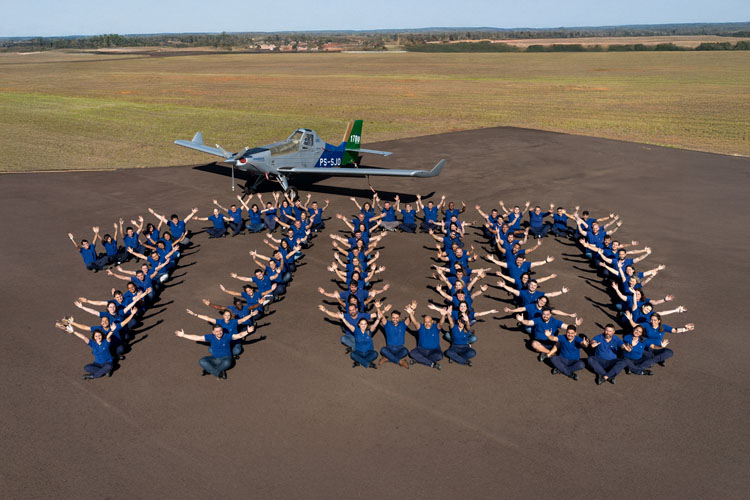 Embraer celebró la entrega del avión agrícola «Ipanema» número 1,700 ...